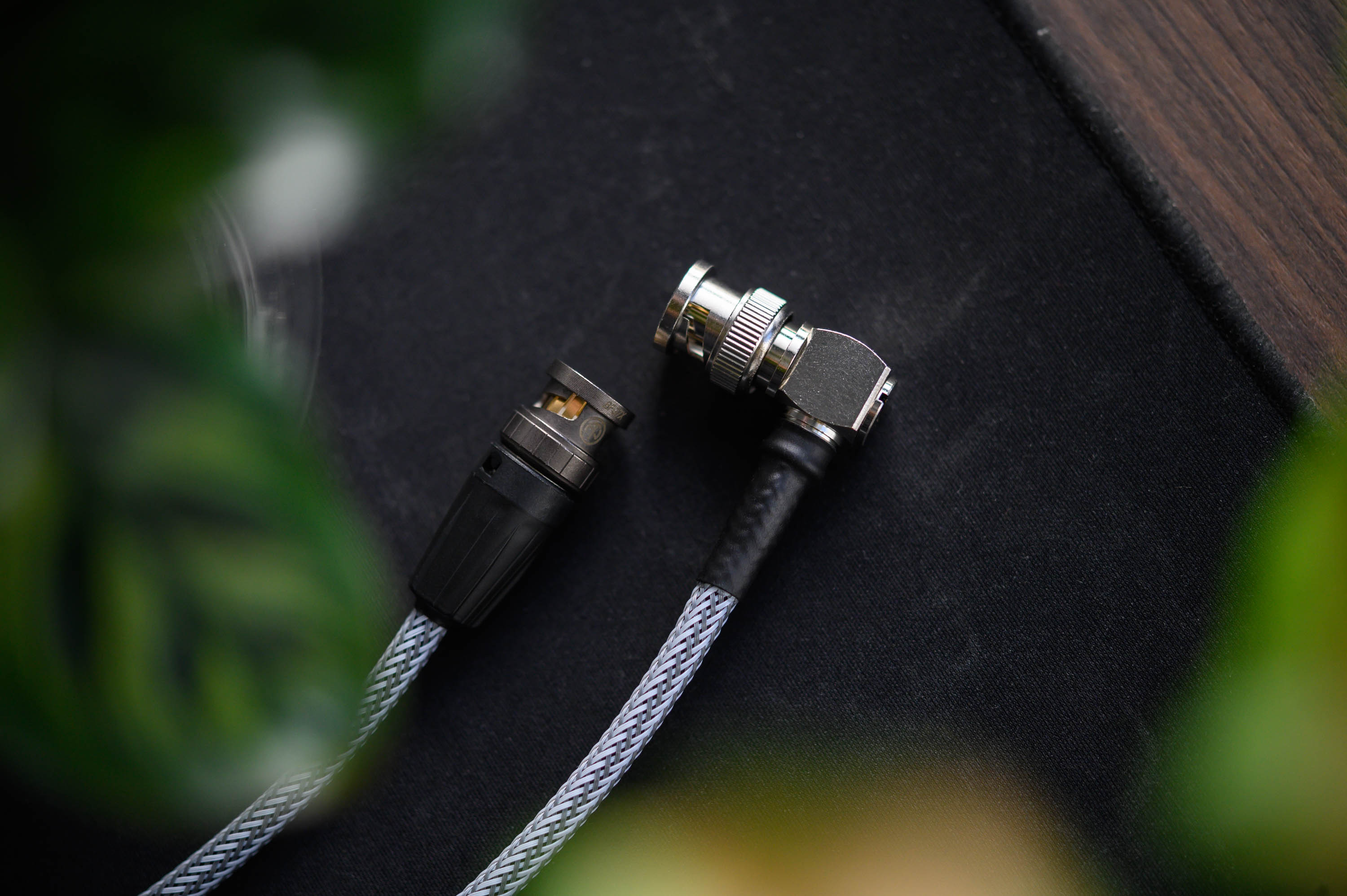 Right-Angle 12G SDI Cables - Braided/Colour – SPLIT VILLAGE